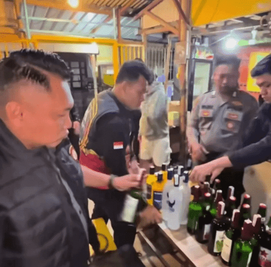 Sat Samapta Polres Gresik Grebek 106 Botol Miras di Martadinata